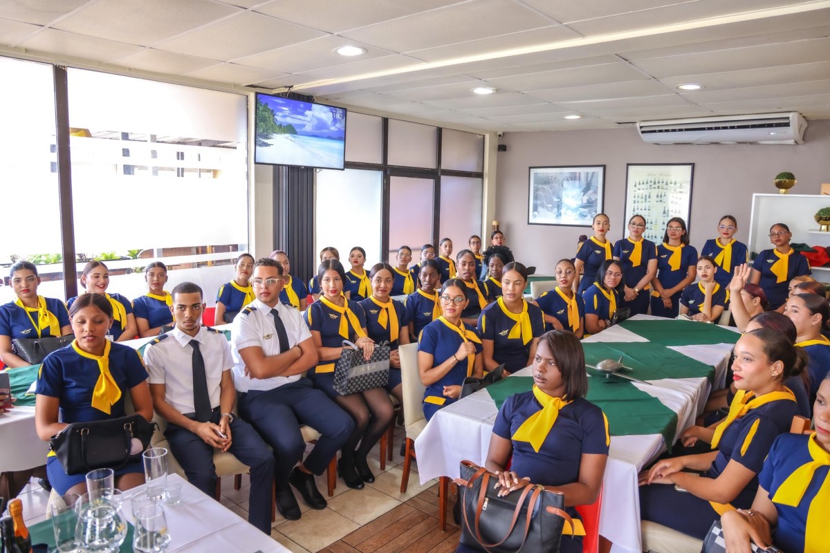 Tripulantes VIP capacita a más de 300 estudiantes de Santo Domingo y ...